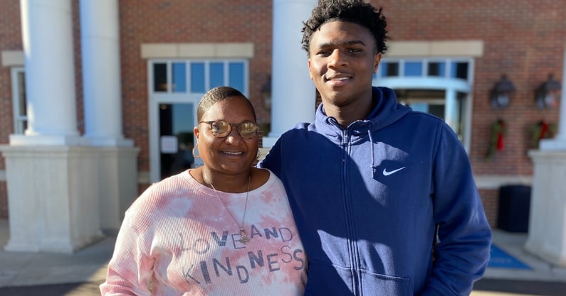 Incarnate Word transfer quarterback Cameron Ward visits Ole Miss, picks ...