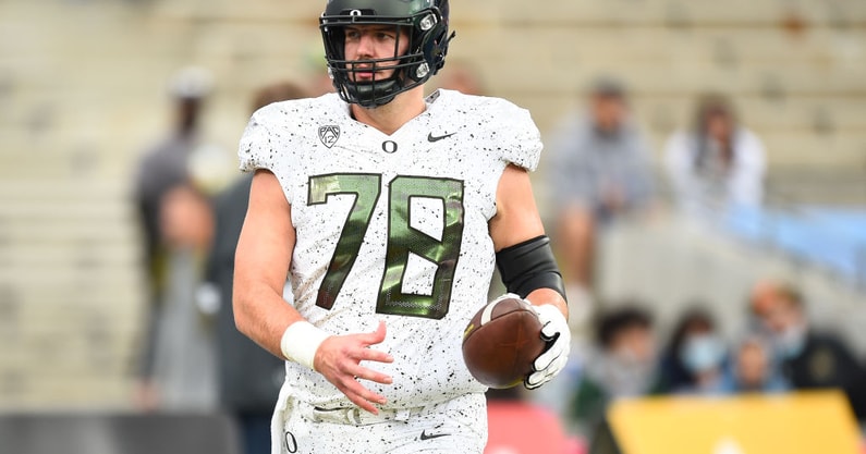 Oregon's Alex Forsyth selected as finalist for Jason Witten Collegiate ...