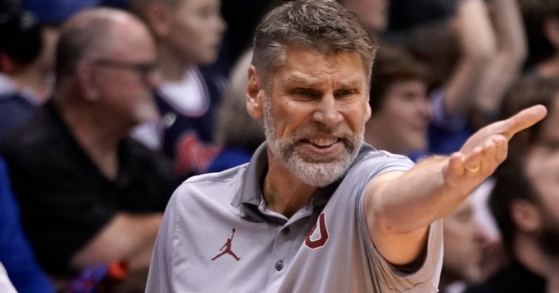 Porter Moser says losing streak does not impact long-term plan