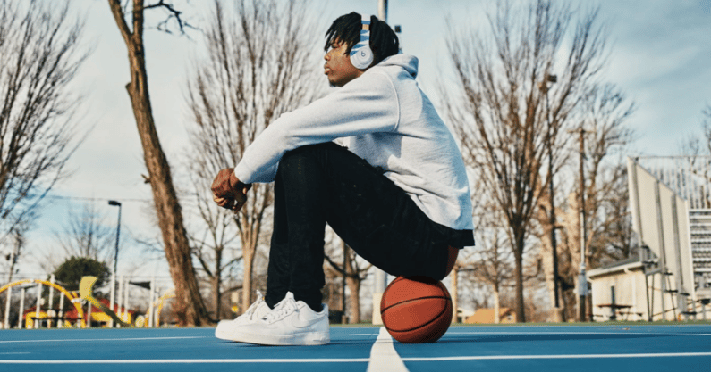 Chris Livingston gifts teammates, staff with Beats headphones - On3