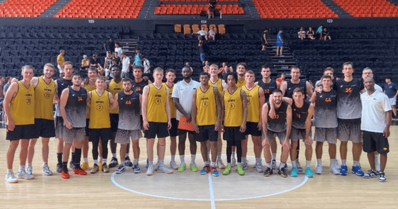 Iowa basketball cruises to win over Valencia