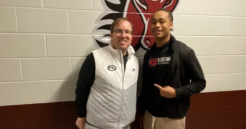 Missouri HC Eliah Drinkwitz visits 2025 4-star WR Isaiah Mozee - On3