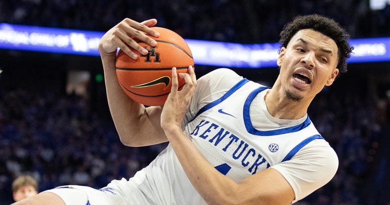 Tre Mitchell leaves Kentucky vs. Ole Miss with apparent shoulder injury ...