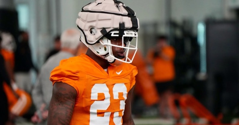 Boo Carter adds helmet at Tennessee's Saturday morning practice
