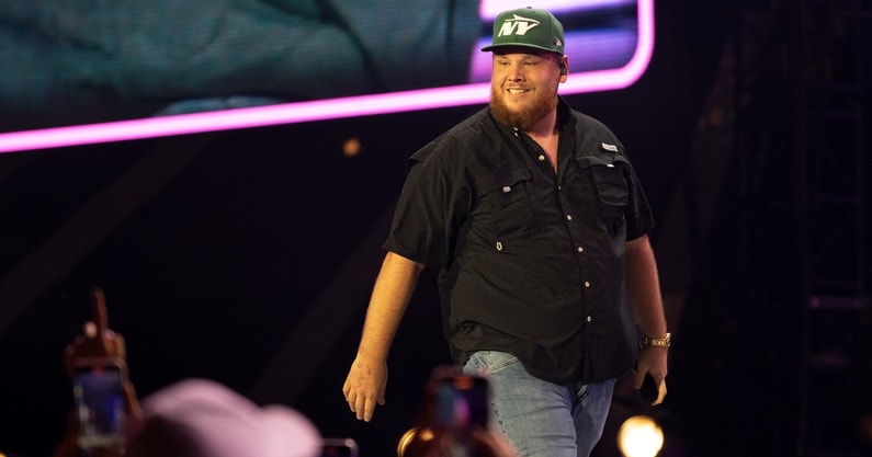 Luke Combs forces fantasy football league losers to sing on stage at ...
