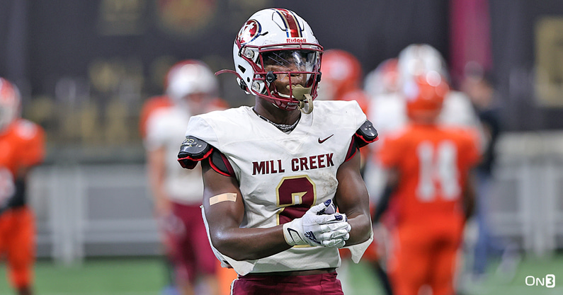 5-star safety Caleb Downs wearing Alabama gloves for playoff game