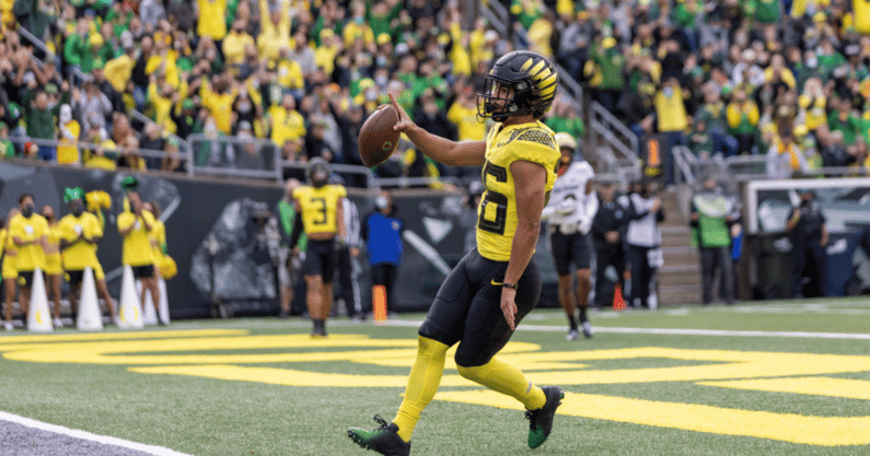 Former Oregon running back Travis Dye announces commitment to USC