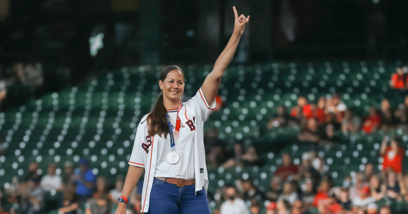 Texas legend Cat Osterman gives advice to pitchers using Oklahoma State ...