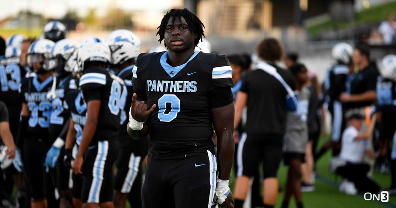 LOOK: Oklahoma coach Todd Bates at game of 5-star DL David Hicks - On3