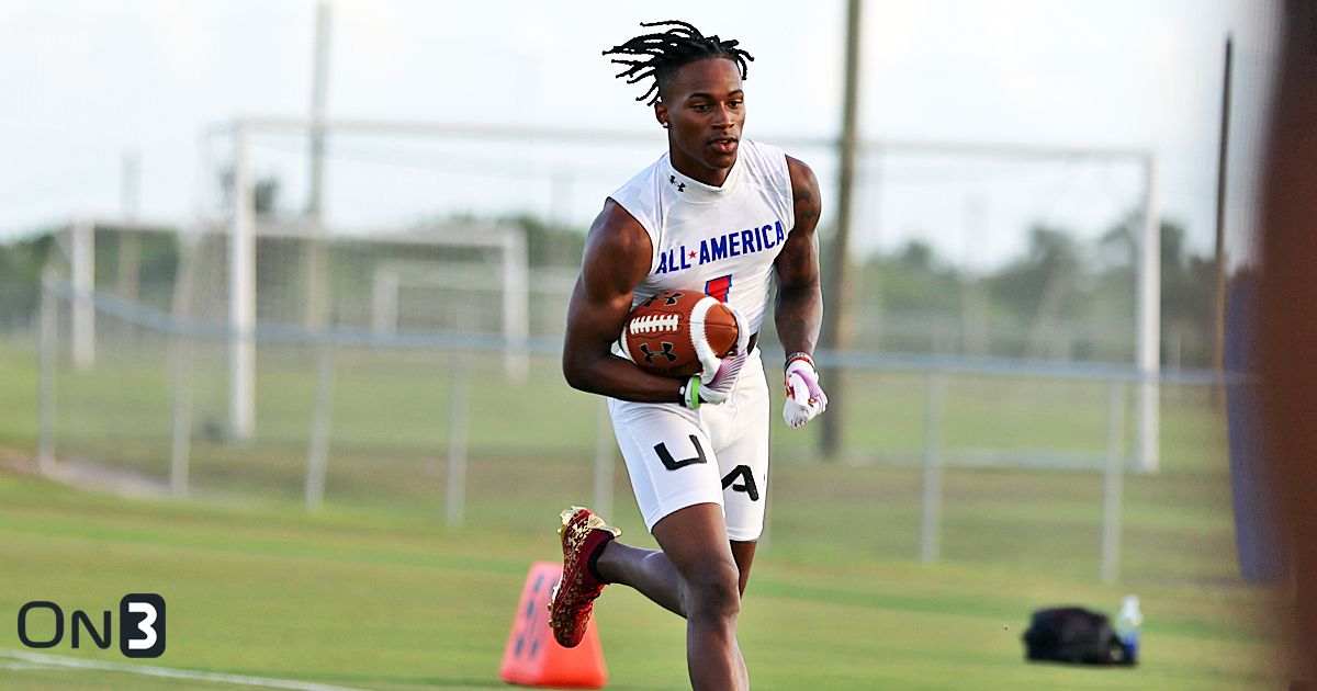 LOOK: 5-star Evan Stewart flashes the Hook 'Em sign in Austin - On3