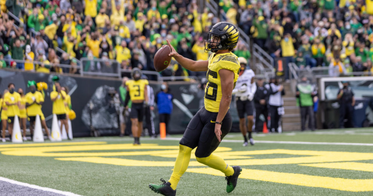 Former Oregon running back Travis Dye announces commitment to USC - On3