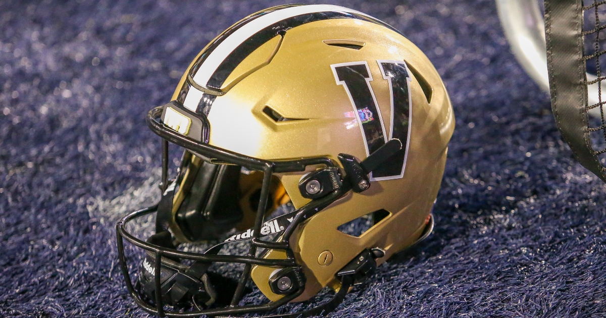 Vanderbilt Commodores offensive lineman enters the transfer portal