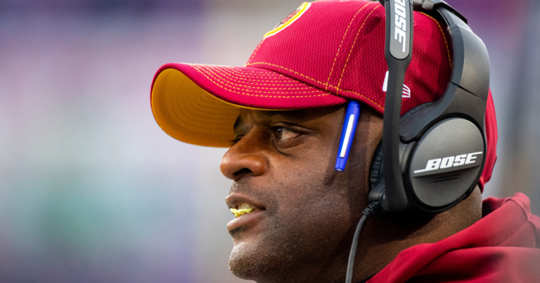 Auburn hires Ike Hilliard as the new wide receivers coach