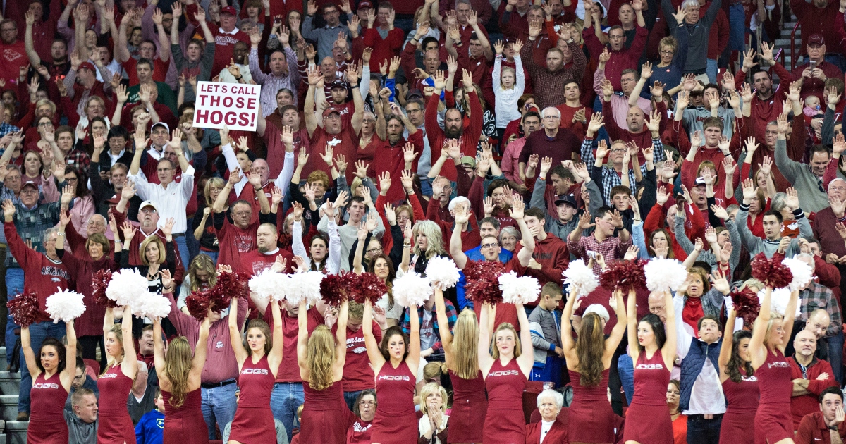 WATCH: Fans hilariously welcome John Calipari to Arkansas ahead of ...