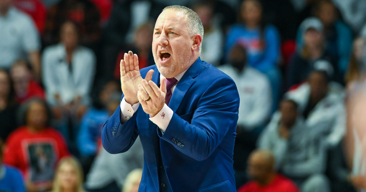 LOOK: Buzz Williams explains reason for headband accessory vs. Auburn - On3