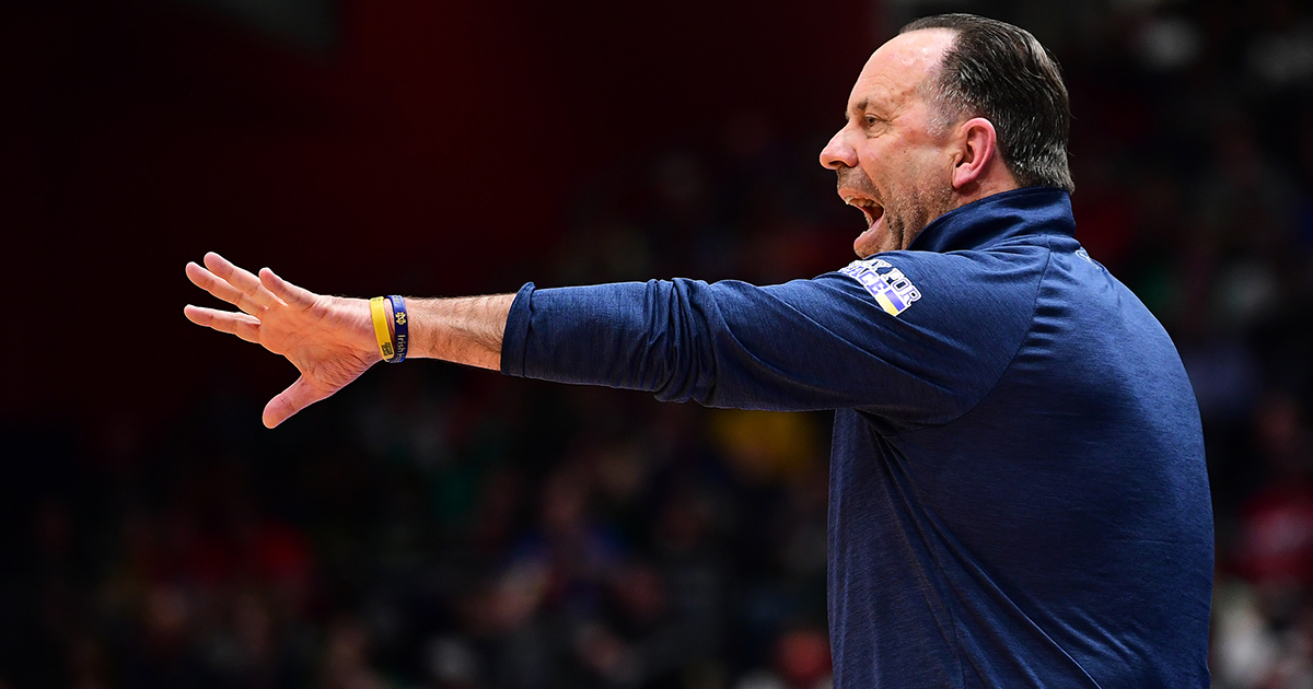 Mike Brey fights through cringy sideline question during close first ...