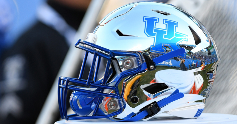 RJ Adams, Kentucky Offensive Guard, Enters the Transfer Portal - On3