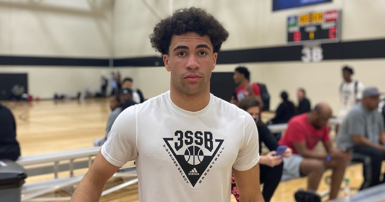 Jacobe Johnson meets with Michigan's Ron Bellamy