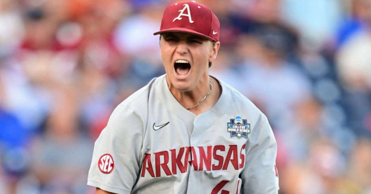 WATCH: Arkansas players go out of their way to sign autographs for fans ...