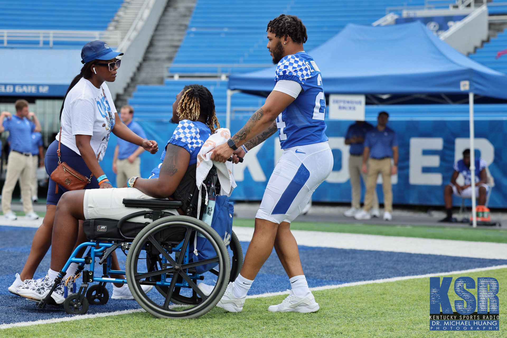 LOOK: Chris Oats poses with team at Kentucky Football Media Day - On3