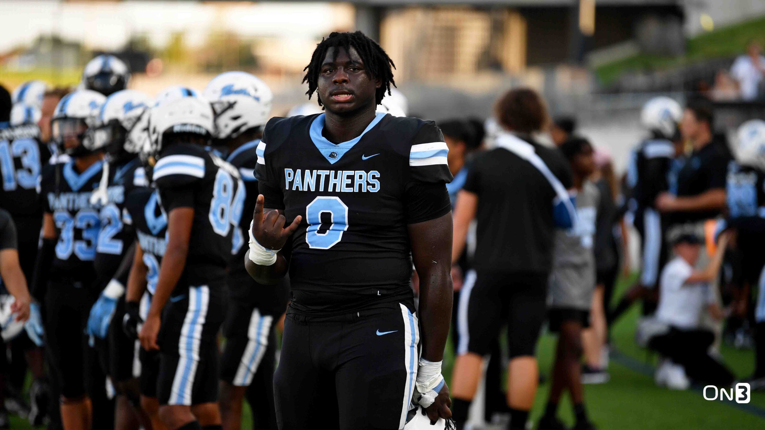 LOOK: Oklahoma coach Todd Bates at game of 5-star DL David Hicks - On3