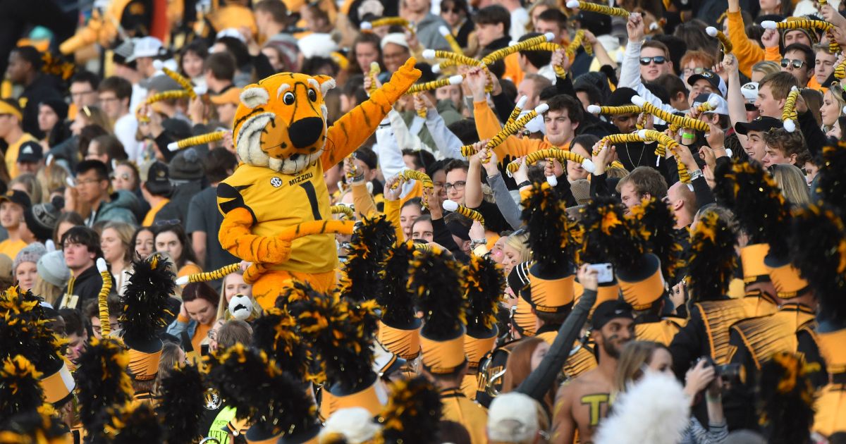 Georgia gets ready for first night kickoff of the season at Missouri