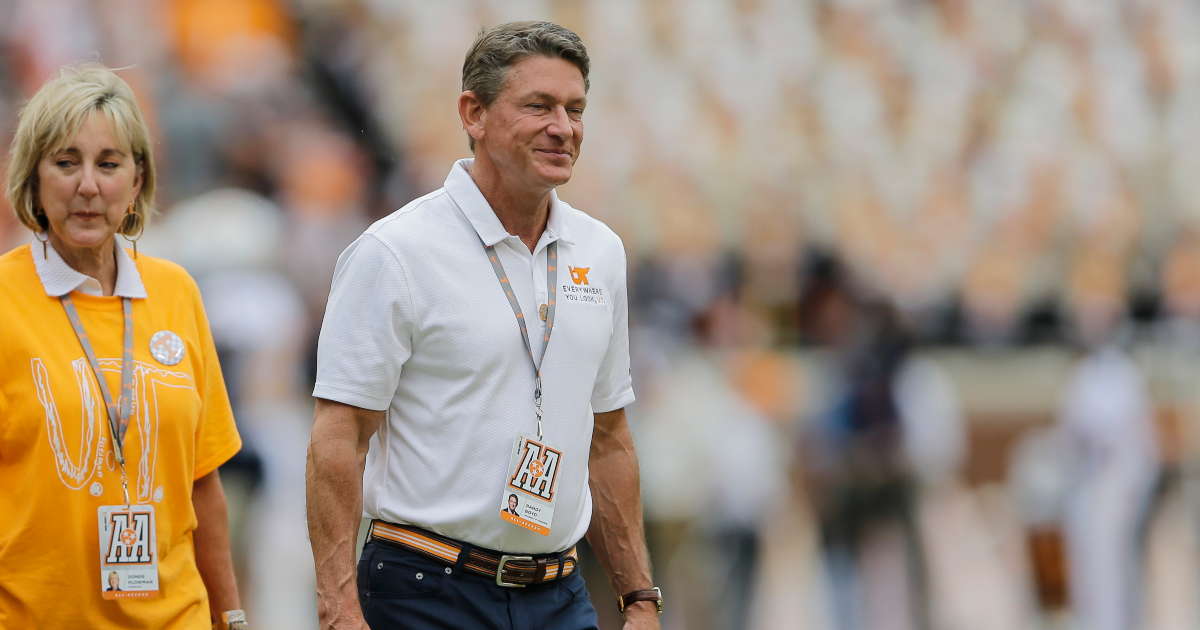 WATCH: Tennessee president Randy Boyd has hilarious reaction to fans ...