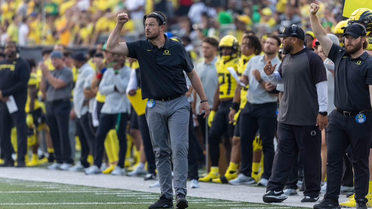 WATCH: Oregon catches UCLA out with surprise onside kick in second quarter
