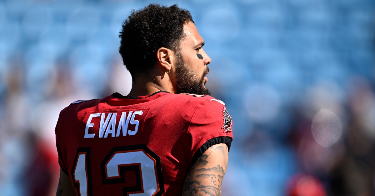 NFL investigating officials after getting postgame Mike Evans autograph ...