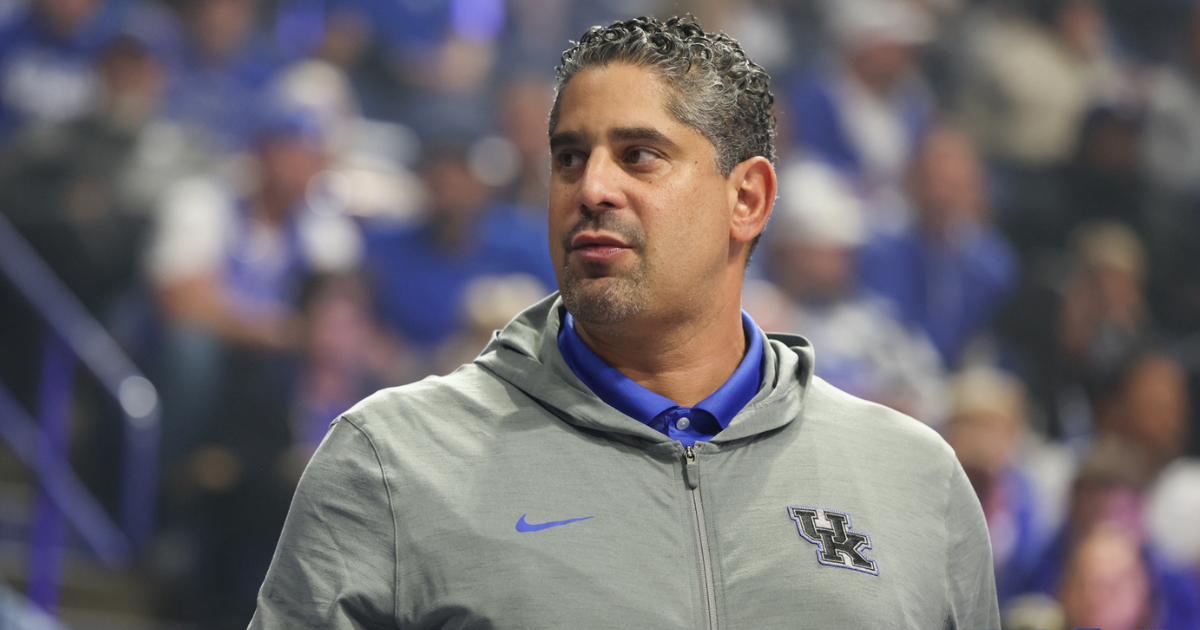 Orlando Antigua pays visit to 4-star '25 Woodford County PG Jasper Johnson