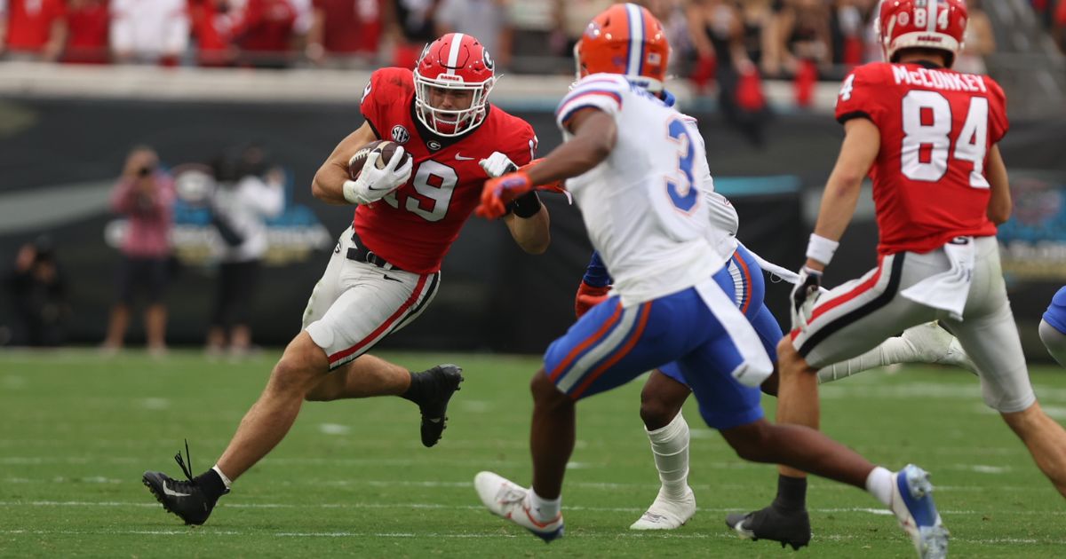 Brock Bowers makes pair of important catches in career-day