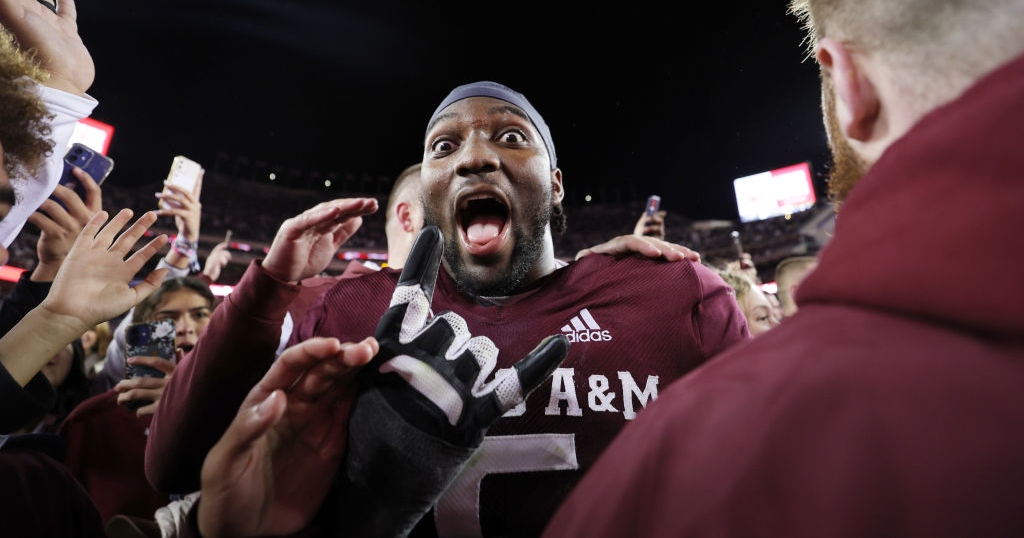 WATCH: Texas A&M storms the field after season-ending win over LSU - On3