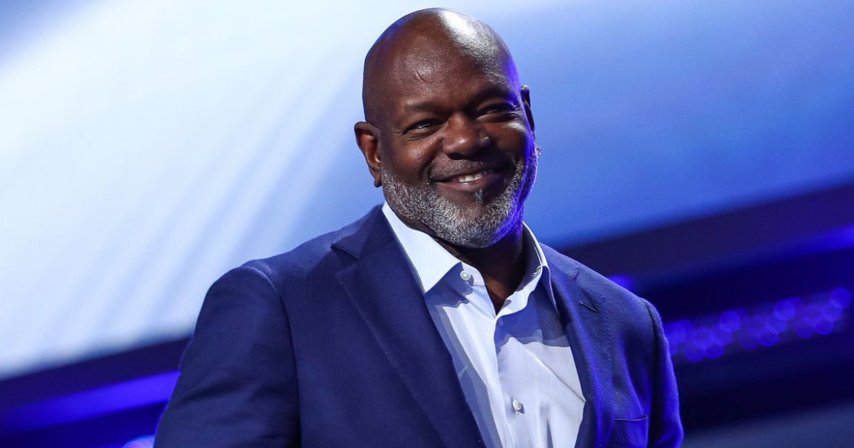 LOOK: Emmitt Smith visits Peyton Hillis after heroic act lands former NFL star in ICU - On3