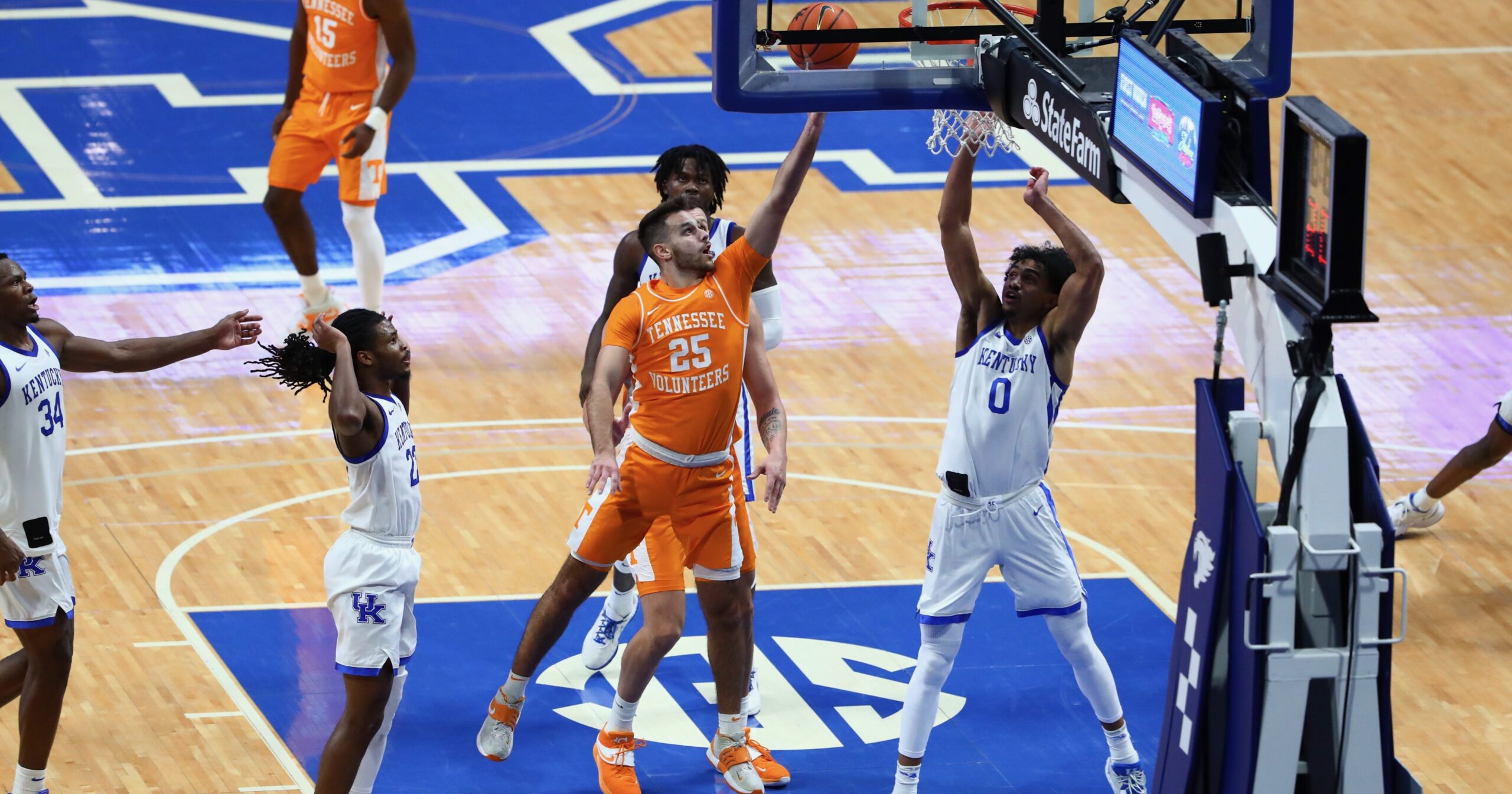 Shoving match breaks out between Kentucky and Tennessee