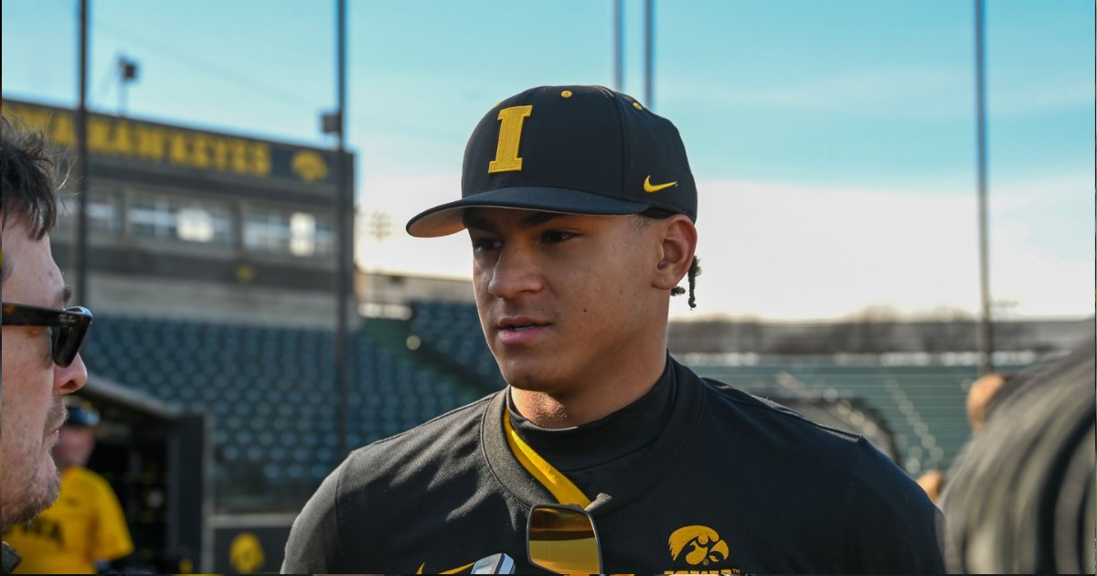 Hawkeyes blank Quinnipiac to start the season 3-0