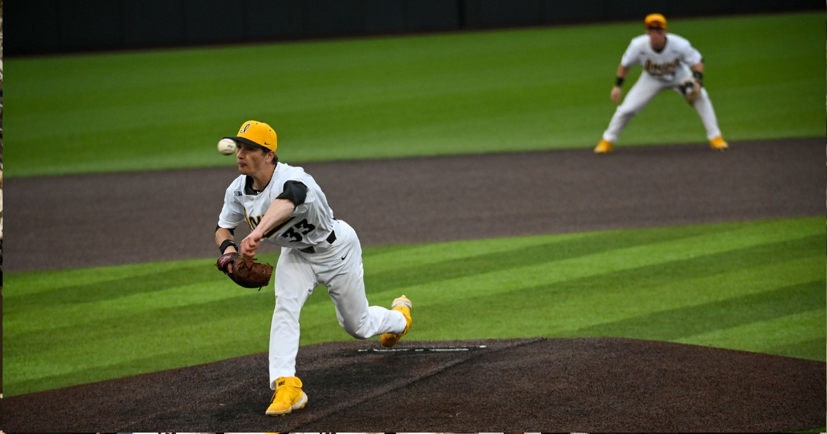 Hawkeyes handle Coe College, match best start since 1942