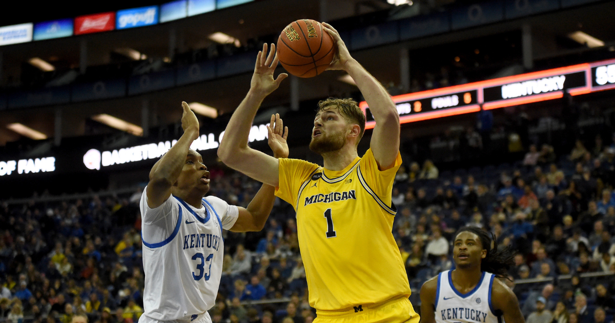 Michigan center Hunter Dickinson enters name in transfer portal