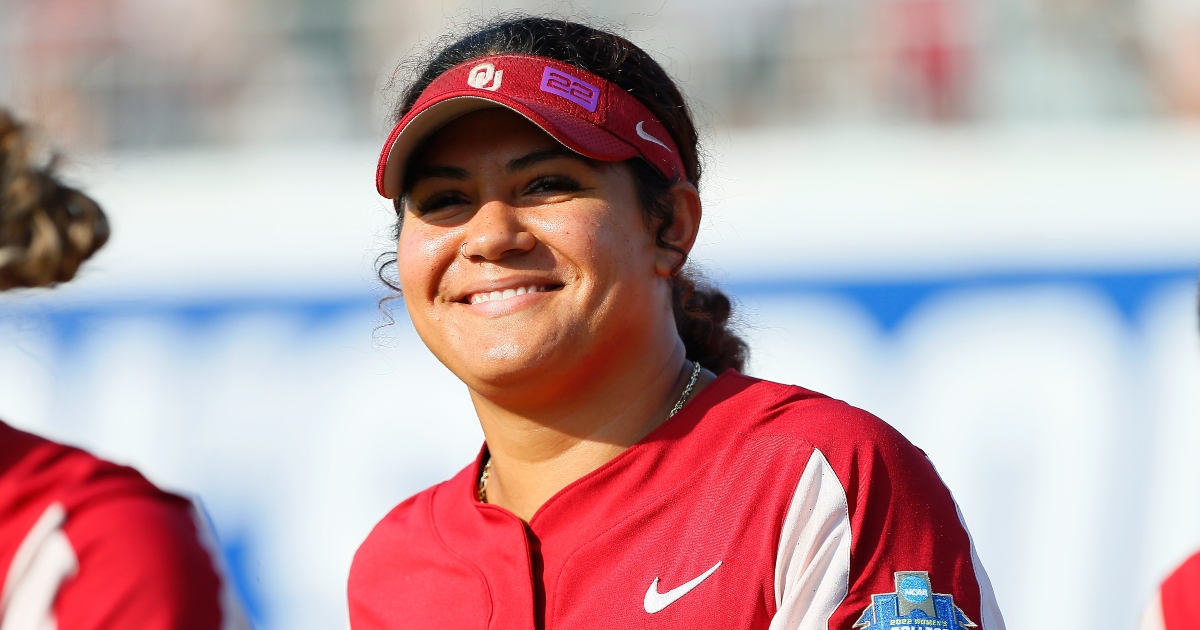 Oklahoma softball legend Jocelyn Alo shows off her WCWS Championship ...
