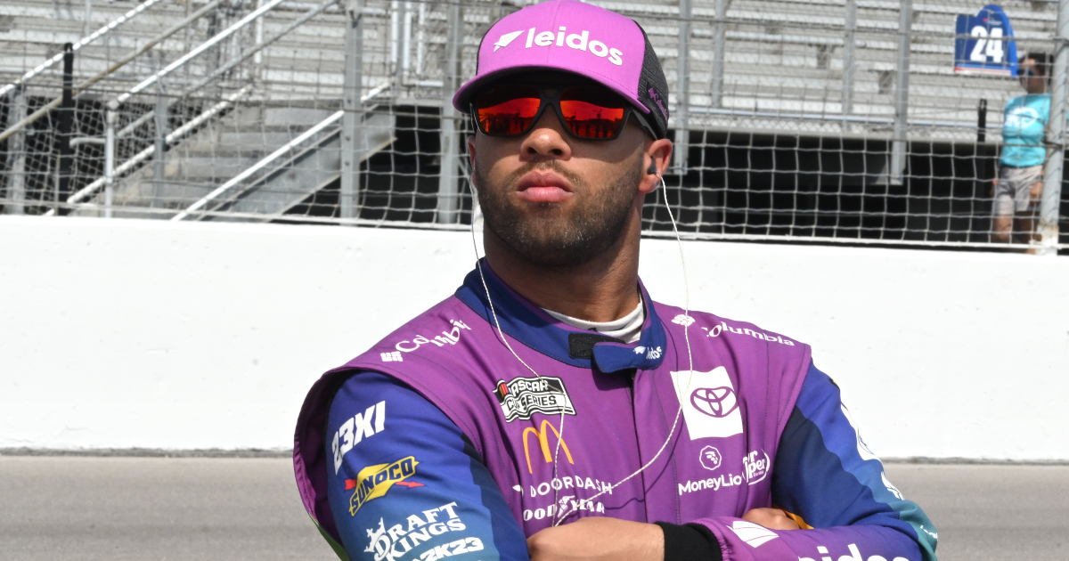 Bubba Wallace chats with Chris Tucker before the Enjoy Illinois 300