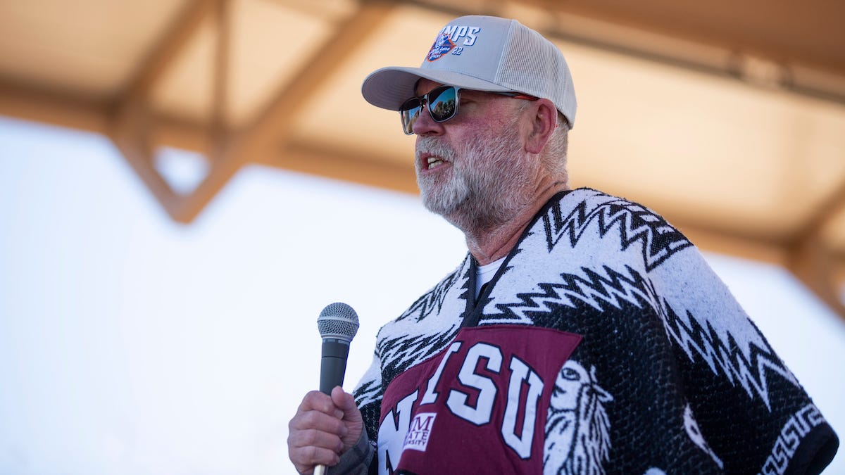 Jerry Kill, New Mexico State players wear serapes ahead of Week 0 game