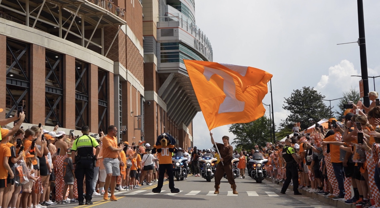 Watch: No.9 Vols take part in first Vol Walk of 2023 - On3