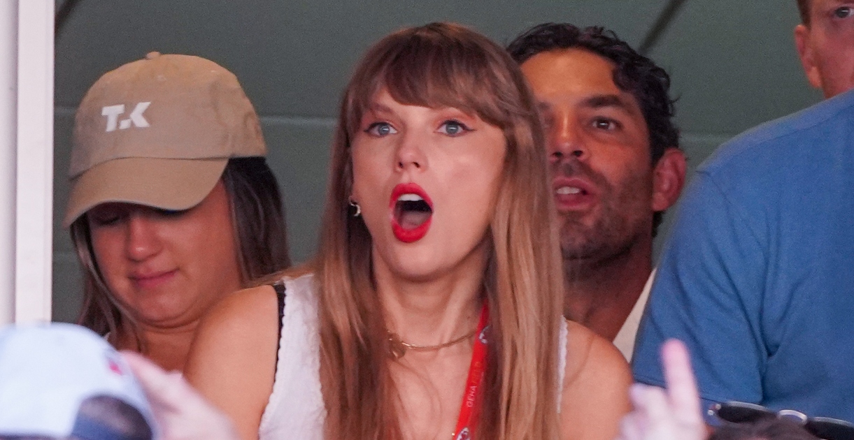Taylor Swift, Brittany Mahomes embrace after Travis Kelce catch