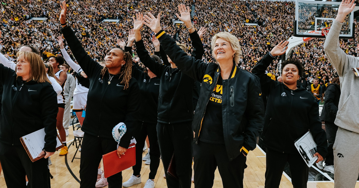 Iowa, Caitlin Clark perform The Hawkeye Wave during Crossover at ...