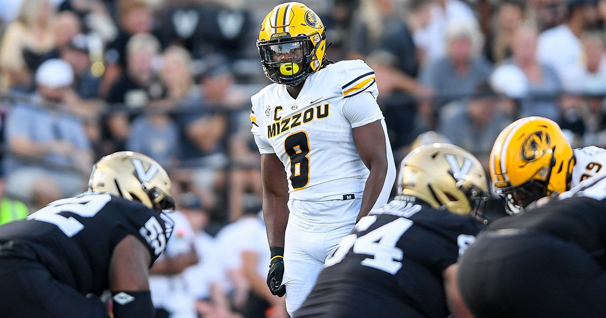 Missouri LB Ty'Ron Hopper heads to locker room vs. Tennessee with ...