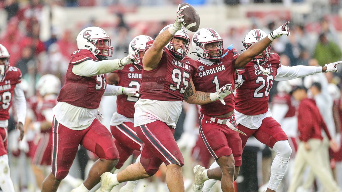 Alex Huntley contributes on offense, defense in win over Vanderbilt