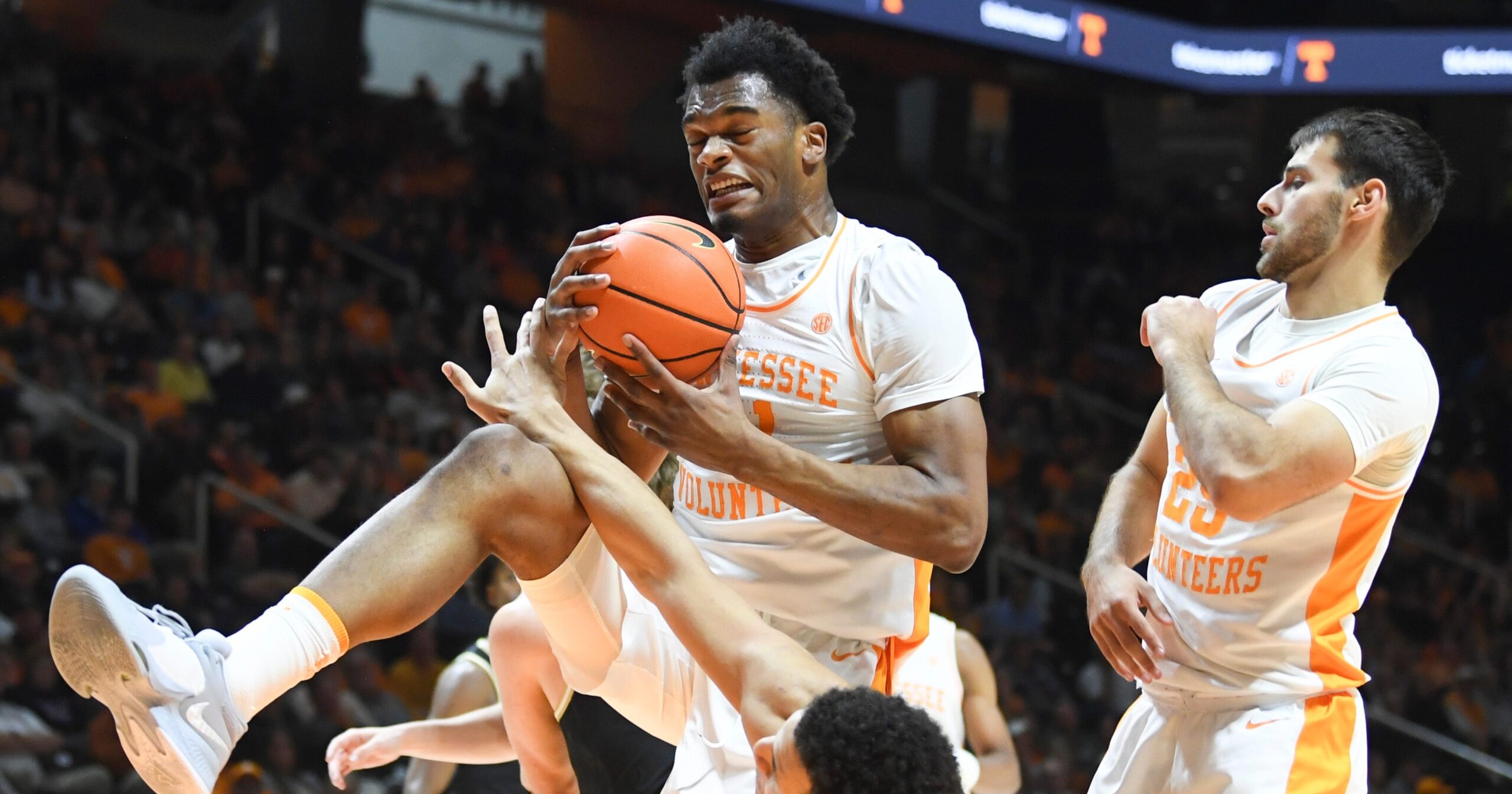 Tobe Awaka doubtful to return for Tennessee-Syracuse with injury