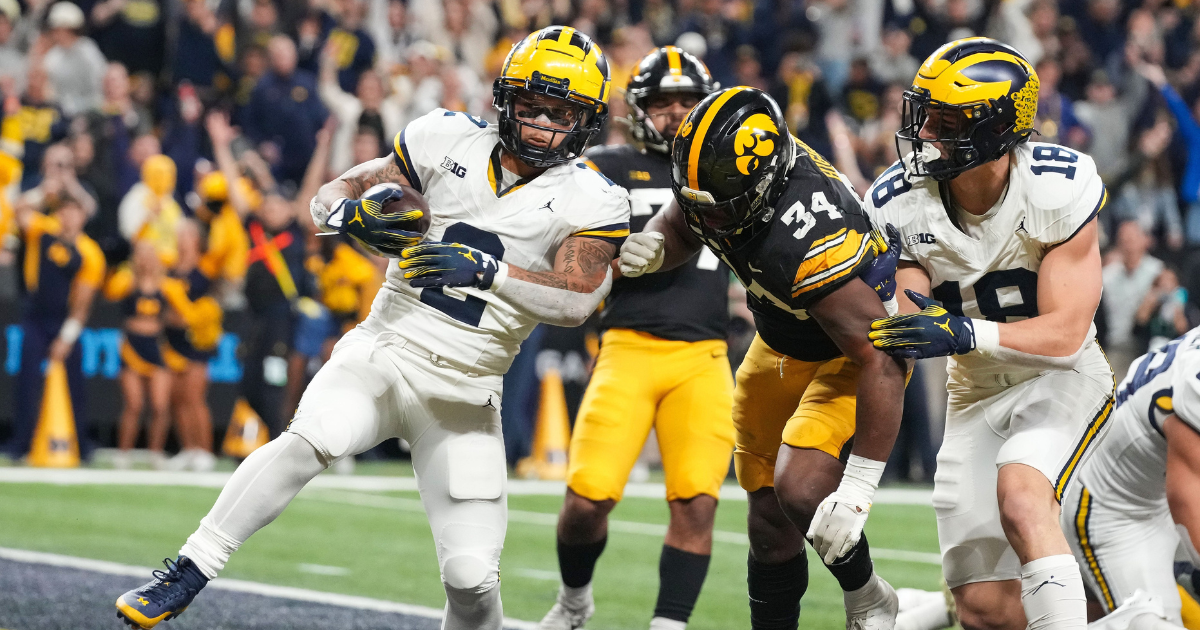 Michigan uses short fields, field goals to put up points vs. Iowa