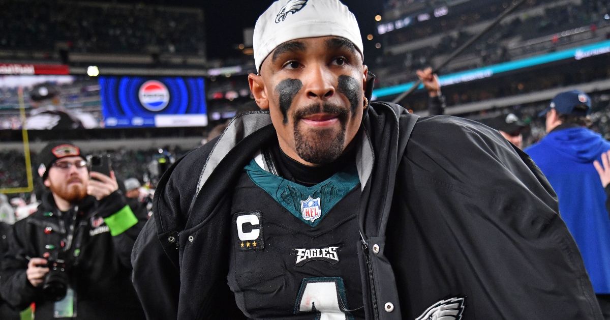 Jalen Hurts injury: Philadelphia Eagles QB heads to medical tent late ...