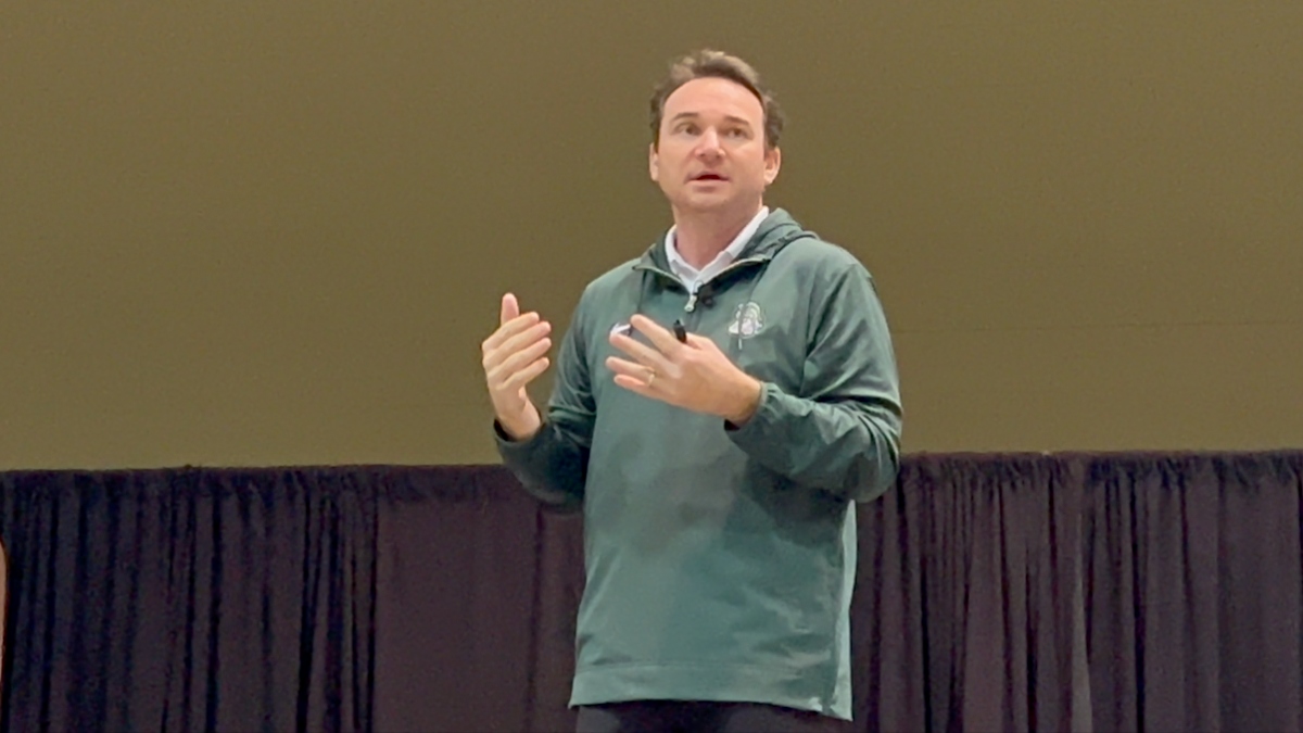 Michigan State's Jonathan Smith talks culture at MHSCA event