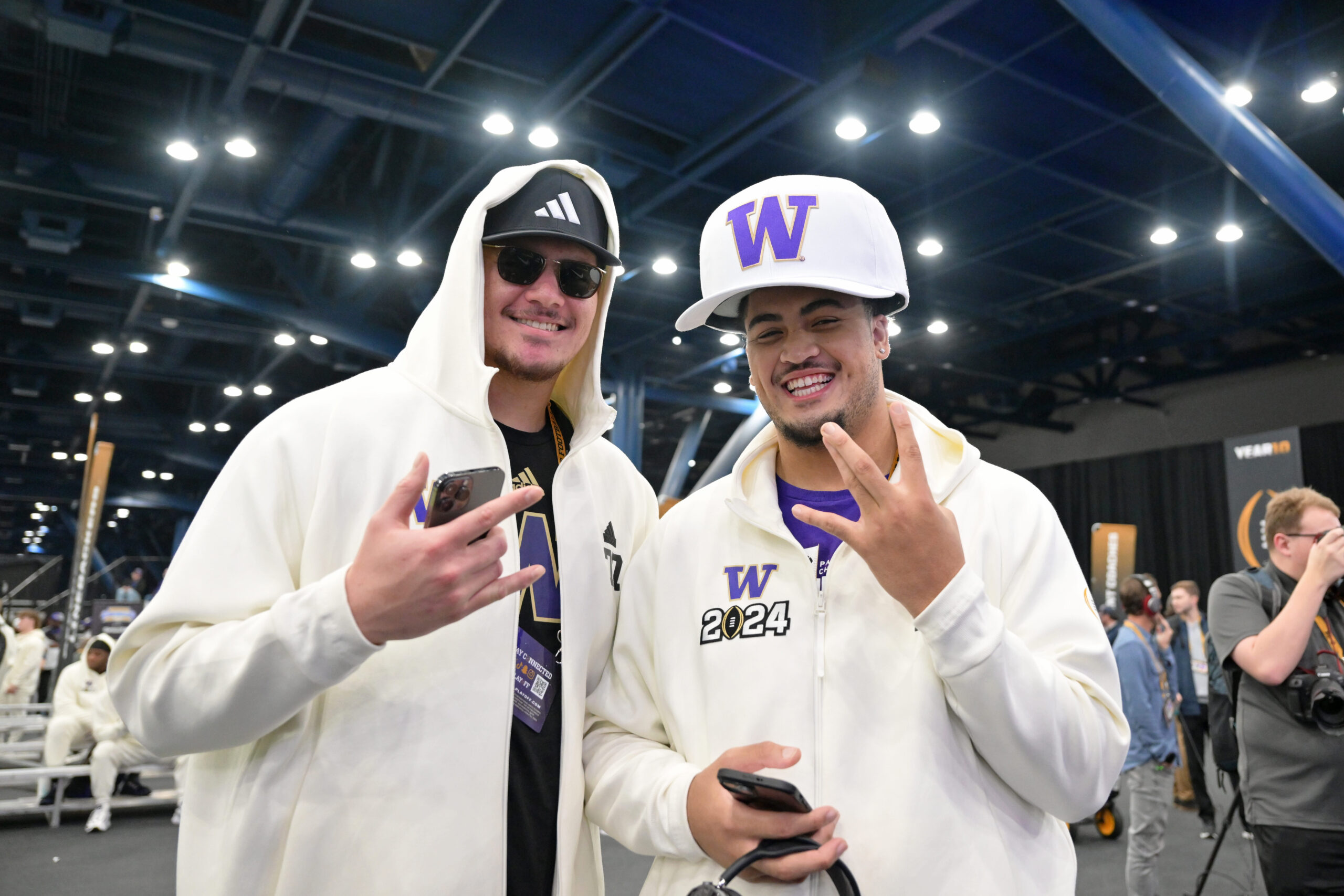 Washington OT Julius Buelow takes official visit to Ole Miss